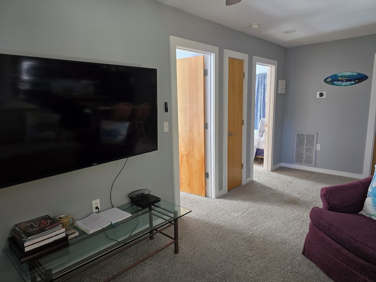 2nd Floor Poolside Apartment • Raleigh, Nc - 羅裡