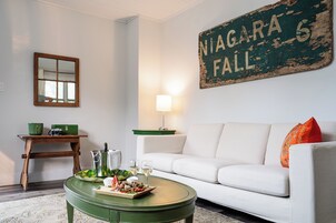 Quarto Premium, 1 cama king-size | Sala de estar | Televisor de ecrã plano de 42 polegadas com canais por cabo, televisor 