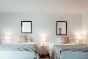 Quarto standard, 2 camas Queen | Roupas de cama de algodão egípcio, roupas de cama premium, frigobar