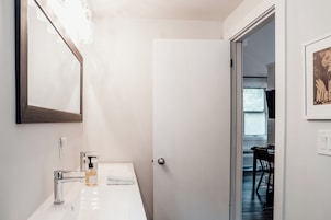 Quarto Premium, 1 cama king-size | Casa de banho | Artigos de higiene ecológicos, um secador de cabelo, toalhas fornecidas 