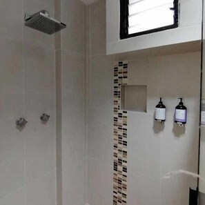 Quarto standard | Banheiro | Chuveiro, bidê, toalhas de banho 