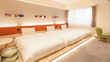 Quarto Standard, 3 camas individuais, não fumadores | Cofre no quarto, secretária
