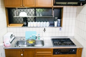 Casa (Private Vacation Home) | Kitchenette privada | Um frigorífico, um micro-ondas, uma placa de cozinha