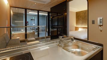 Penthouse Executiva, não fumadores | Cozinha privada | Um micro-ondas no espaço comum, uma chaleira elétrica