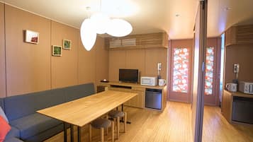 Suite Familiar, não fumadores | Sala de estar | Televisor LCD de 22 polegadas com canais digitais, televisor