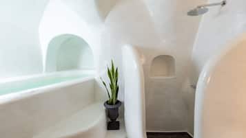 Junior Cave Suite with Caldera Sea Views | Casa de banho | Um polibã, um chuveiro fixo, artigos de higiene pessoal grátis