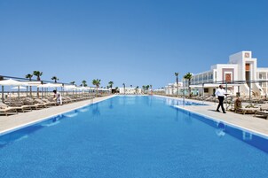 Piscina interna, 5 piscinas externas, guarda-sóis, espreguiçadeiras