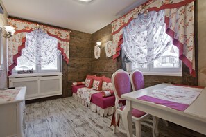 Suíte estúdio romântica, sacada | Área de estar | TV de tela plana