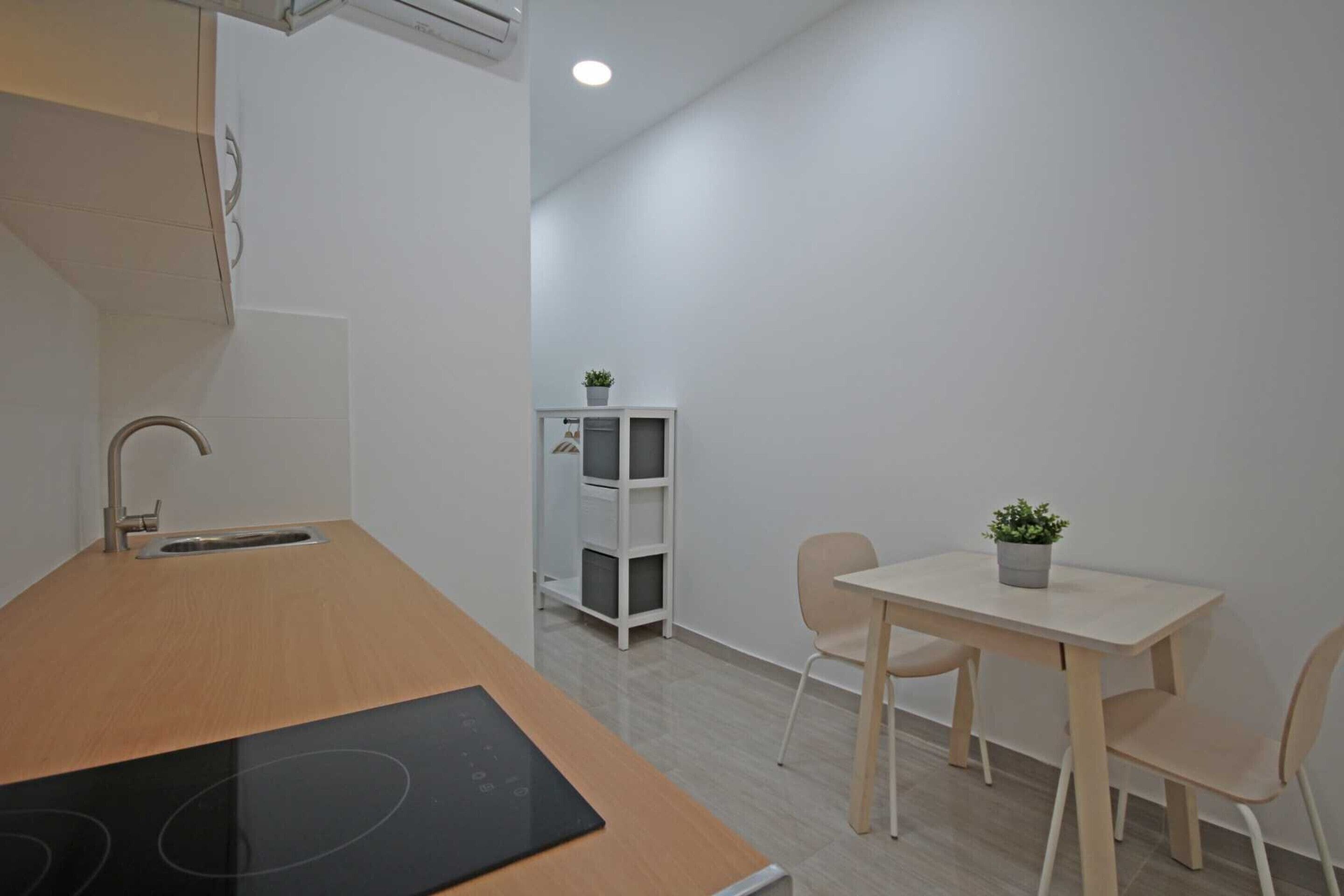 Frigobar, cooktop, talheres/pratos/utensílios de cozinha