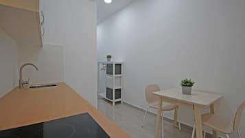 Frigobar, cooktop, talheres/pratos/utensílios de cozinha