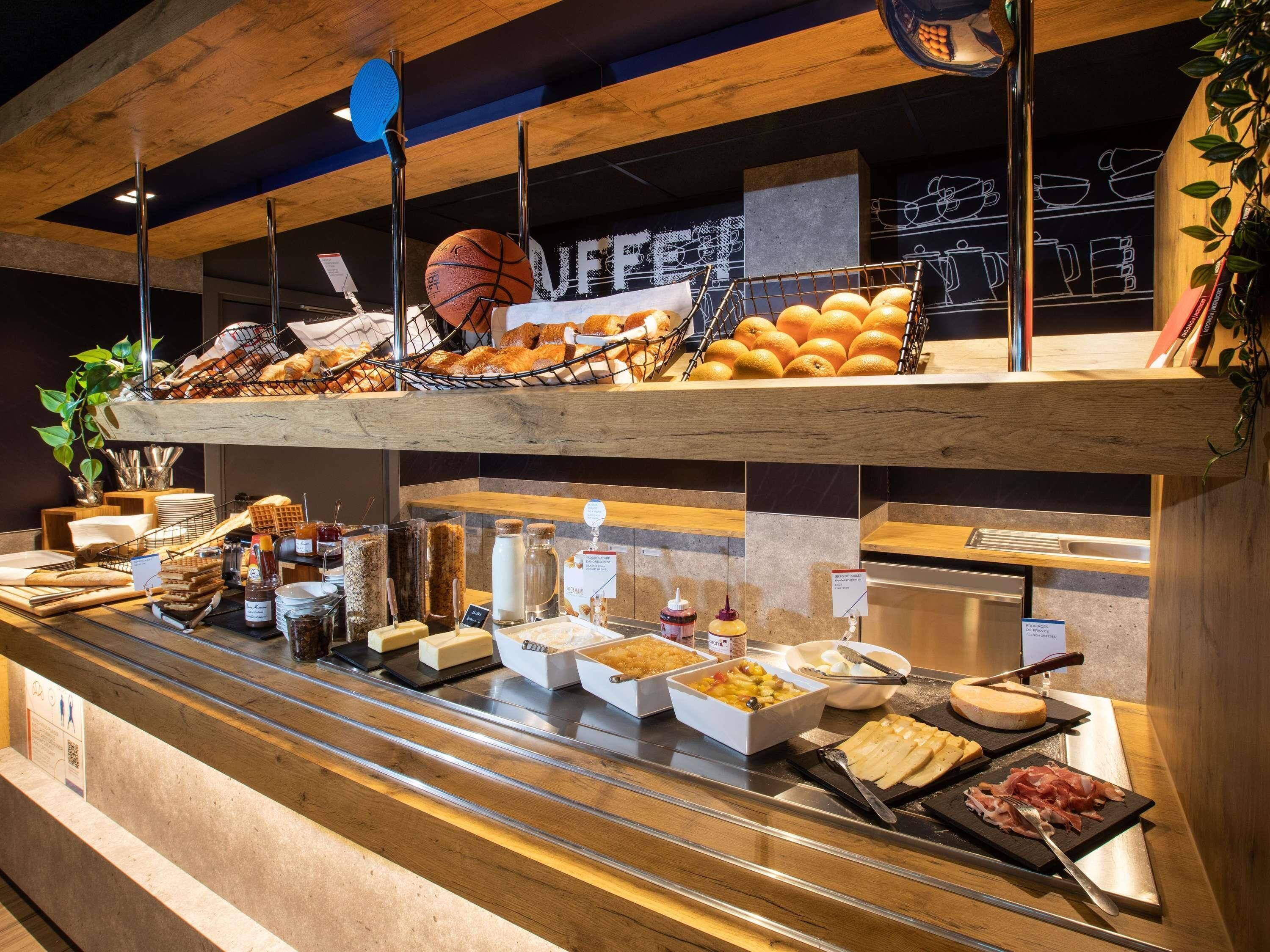 Pequeno-almoço tipo buffet diário mediante uma taxa 