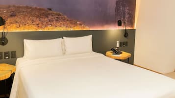 Quarto superior, 1 cama de casal | Frigobar, escrivaninha, quartos à prova de som, Wi-Fi de cortesia