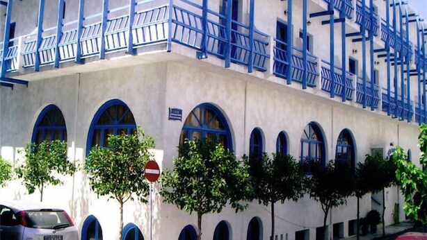 Um edif ício com várias varandas e janelas em arco.