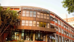Um edifício de vários andares com uma placa que diz 