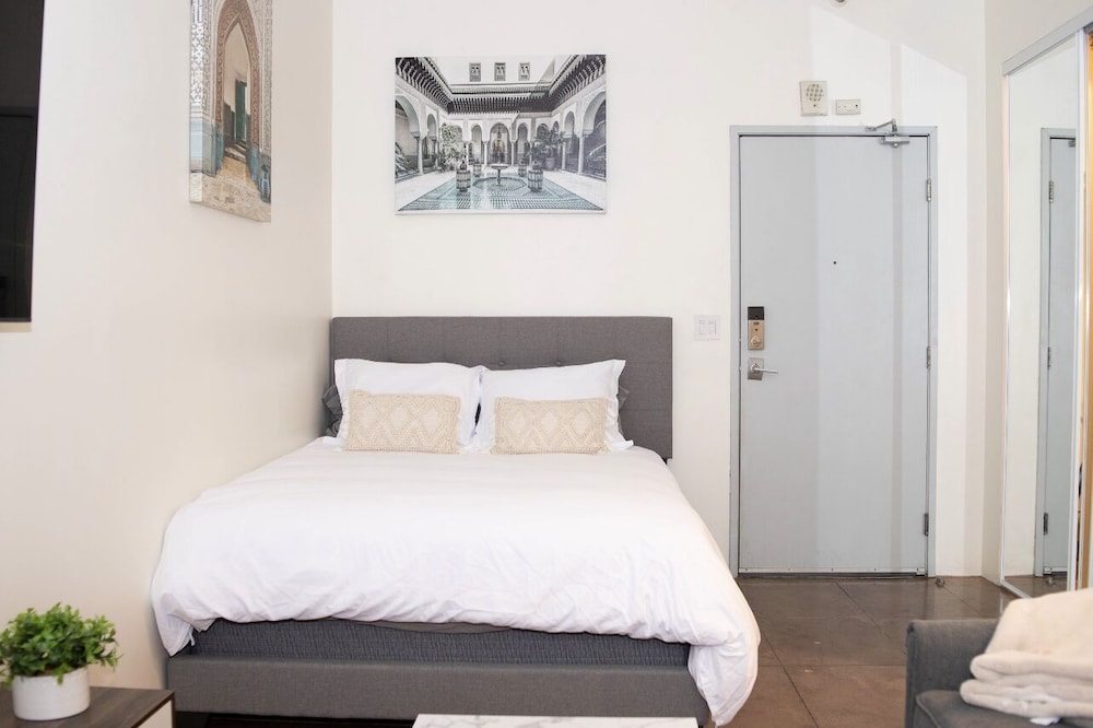 Amenity Galore Trendy Loft In The Center Of Dtla - Los Angeles, CA