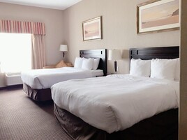 Quarto básico, 2 camas Queen | Escrivaninha, cortinas blackout, ferros/tábuas de passar roupa