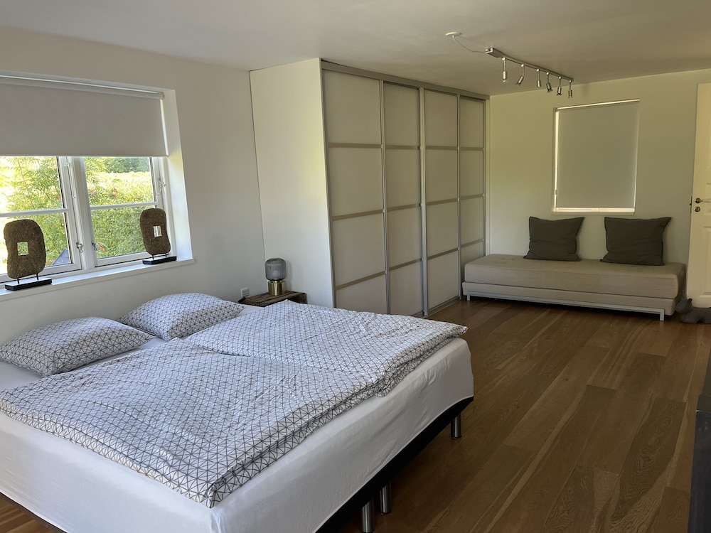 Thatched House Of 200 M². 1 Km From The Beach. Campfire Place And Large Lawn. - Gilleleje