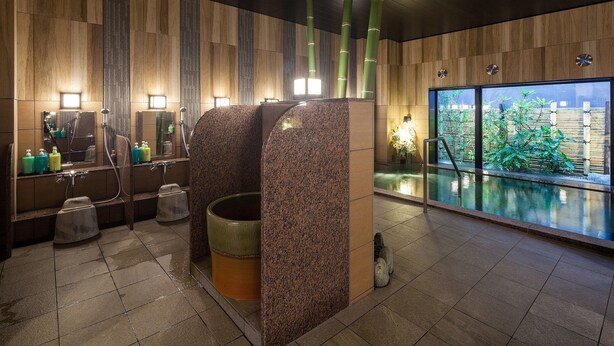 Casa de banho moderna com painéis de madeira, bancadas de granito e uma janela ampla com vista para um jardim.