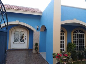 Casa, vários quartos, para fumantes, piscina particular | Detalhe da fachada