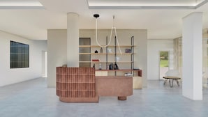 Uma sala de estar ampla e moderna, com área de estar central, estante embutida e uma grande janela que proporciona iluminação natural.