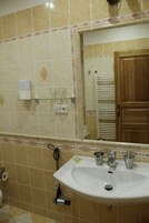 Secador de cabelo, toalhas de banho, sabonete, shampoo