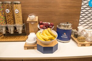 Buffet de café da manhã com cereais, granola, frutas, bananas e aveia Quaker.