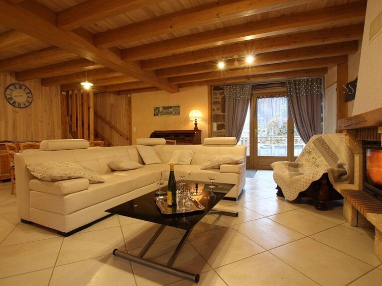 Riverfront Retreat With Spacious Rooms & Terrace - Ideal For Families And Adventurers - Auvergne
