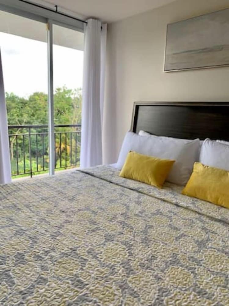 Sea Beach Village - Luxury King Bed Penthouse - Walk To Beach & Downtown - Rincón