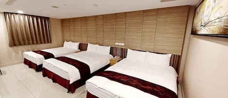 Quarto de hotel com três camas, uma grande obra de arte na parede e design moderno.