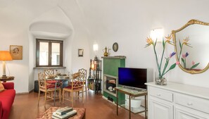 Apartamento, 1 quarto | Sala de estar | Televisor de ecrã plano de 54 polegadas com canais digitais, televisor 