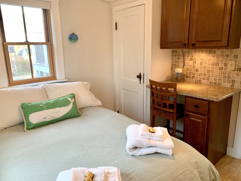 Cozy West End Cottage W/ Parking 1st & 2nd Floors - Provincetown, MA