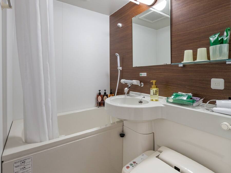 Uma casa de banho moderna com banheira, sanita e lavatório.