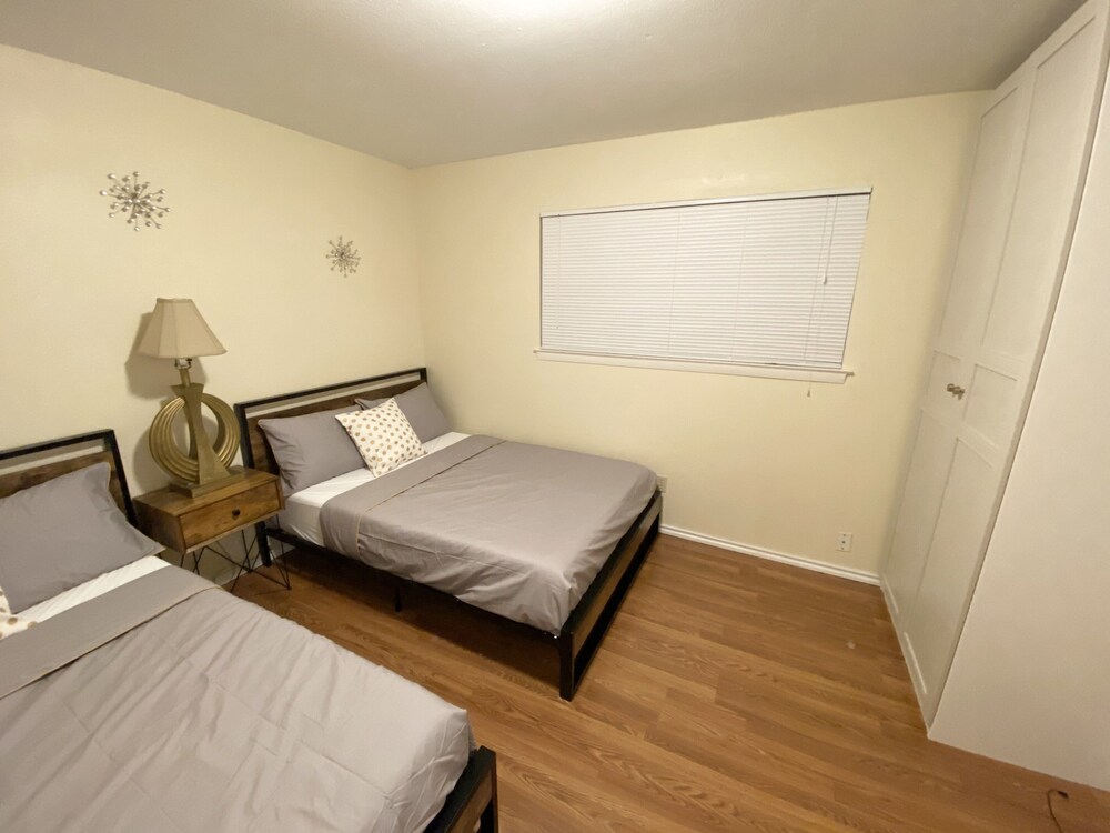 Stylish 4br, Spacious Lr Home With Entertaining Backyard. Walk To At&t Stadium - Arlington, TX
