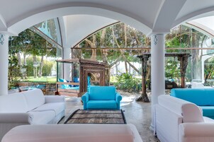 Área de estar no saguão