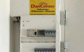Placa DanCenter com uma mensagem de boas-vindas.