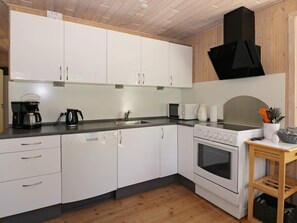 Casa | Cozinha privada | Uma cadeira de bebé 