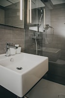 Quarto Quádruplo Familiar | Casa de banho | Um secador de cabelo, toalhas fornecidas, sabão, champô