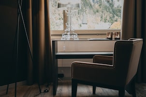 Quarto Triplo Familiar | Sala de estar | Televisor de ecrã plano de 30 polegadas com canais por cabo, televisor