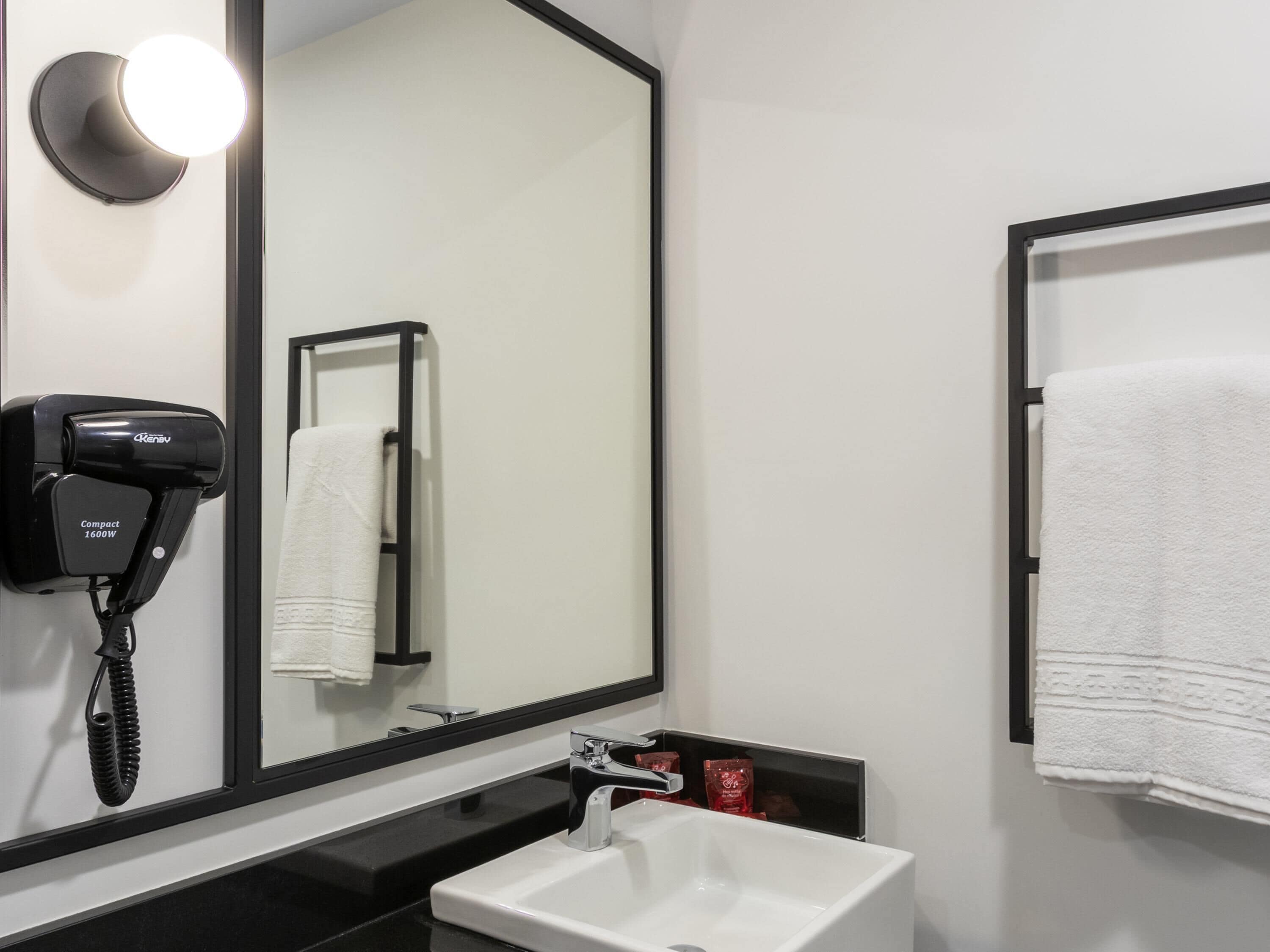 Roupa hipoalergénica, minibar, secretária 