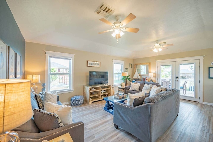 Family Beach Retreat, Walk To Beach And Bay, 4 Br - Galveston, TX