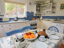 Casa de Campo | Cozinha privada | Um frigorífico, uma máquina de lavar louça, utensílios de cozinha 