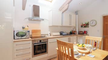 Casa de Campo | Cozinha privada | Um frigorífico, uma máquina de lavar louça, uma chaleira elétrica