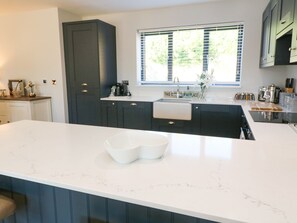 Casa de Campo | Cozinha privada | Um frigorífico, um micro-ondas, uma máquina de lavar louça 