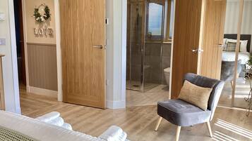 3 quartos, com decoração personalizada, com mobília individualizada