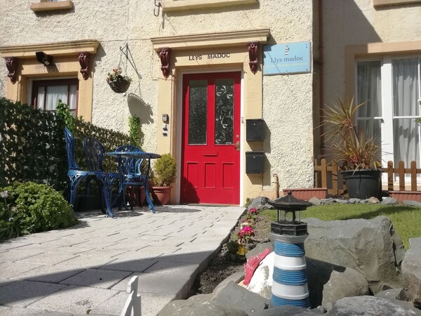 Llys Madoc, The Top Flat - Towyn