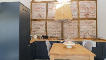 Casa de Campo | Cozinha privada | Um frigorífico, uma chaleira elétrica, utensílios de cozinha