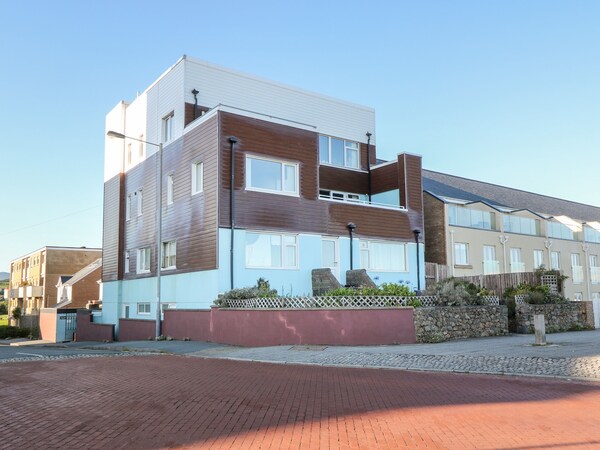 Sea View Apartment - Pwllheli