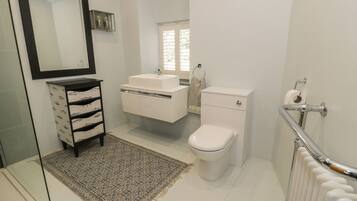 Casa de campo | Banheiro | Chuveiro, papel higiênico