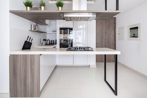 Micro-ondas, fogão, cooktop, lava-louças