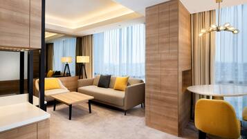 Suíte, 1 quarto | Cofres nos quartos, escrivaninha, espaço de trabalho para notebook